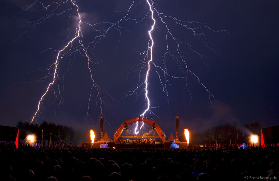Gigantischer Blitz während des Feuerwerks bei Schloss in Flammen ...
