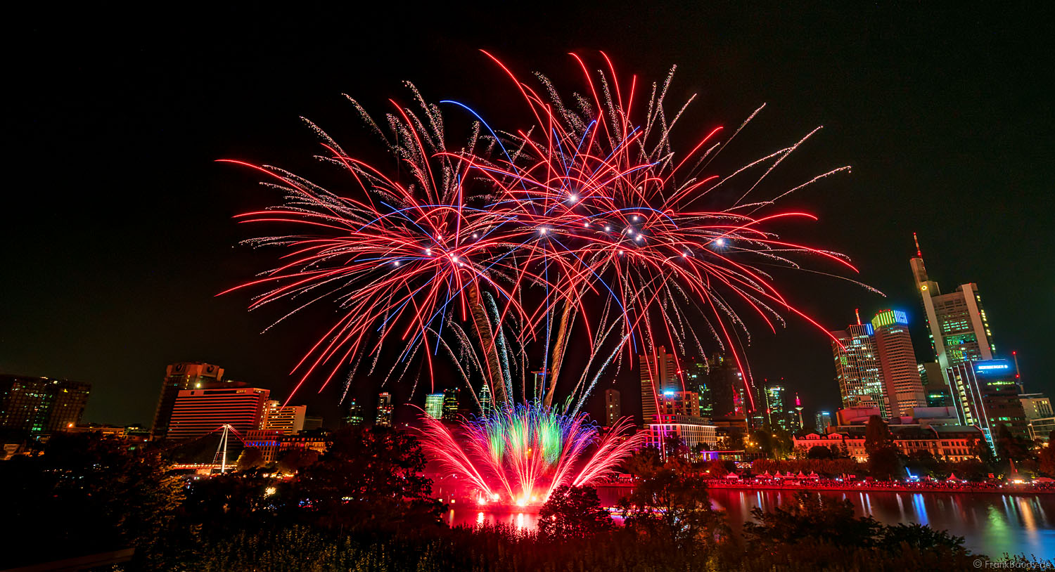 Famoses Musikfeuerwerk beim Museumsuferfest in Frankfurt - Magazin ...