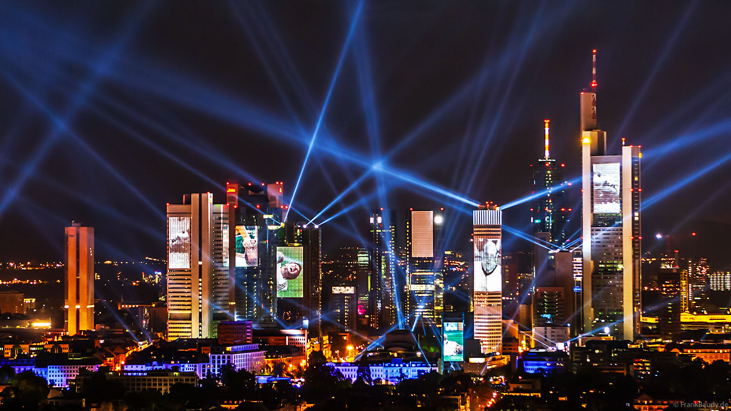 SkyArena Frankfurt: Skyline erstrahlt zur FIFA-Fußball-Weltmeisterschaft 2006 - Magazin ...